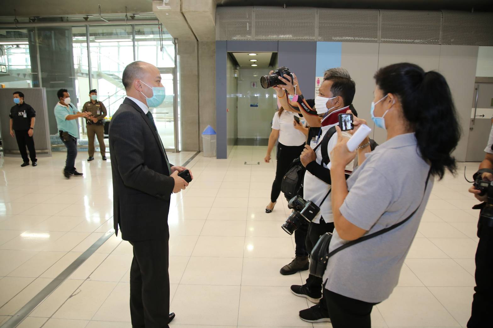 ทสภ. จัดพื้นที่อำนวยความสะดวกผู้โดยสารในการ Download Application AOT ...